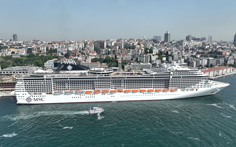 333 metre uzunluğundaki dev kruvaziyer gemi İstanbul'a demir attı